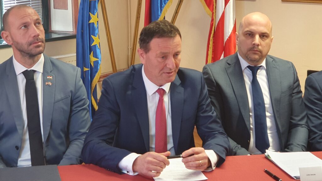 DAN "D" ZA VARAŽDIN Bosilj i Balen potpisali ugovor o balama – Kodeks ...